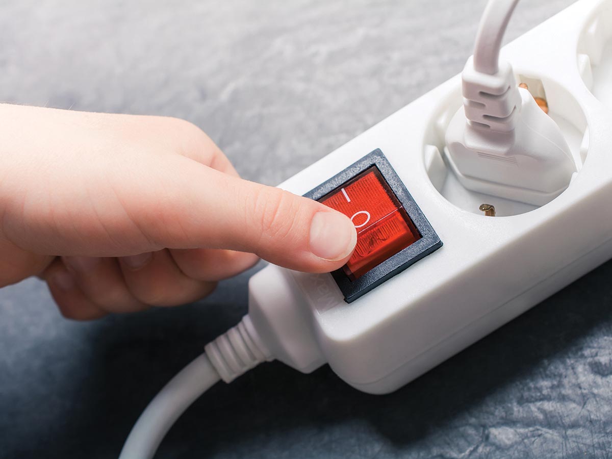 Perel EB3S-G: Power strip with switch, 3 outlets with earth clips (Schuko, type F), cable 1.5 m ...